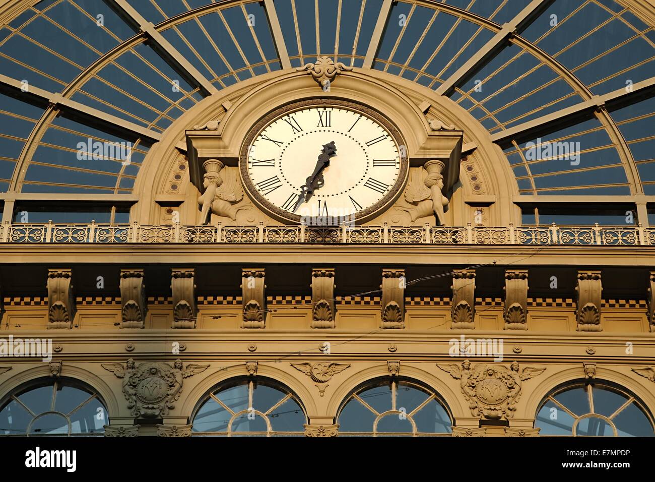 Railway station in building hi-res stock photography and images - Alamy