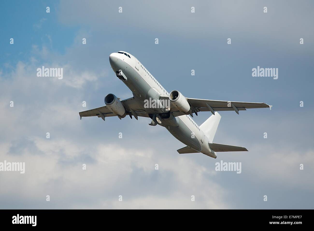 Jet airplane climbing hi-res stock photography and images - Alamy