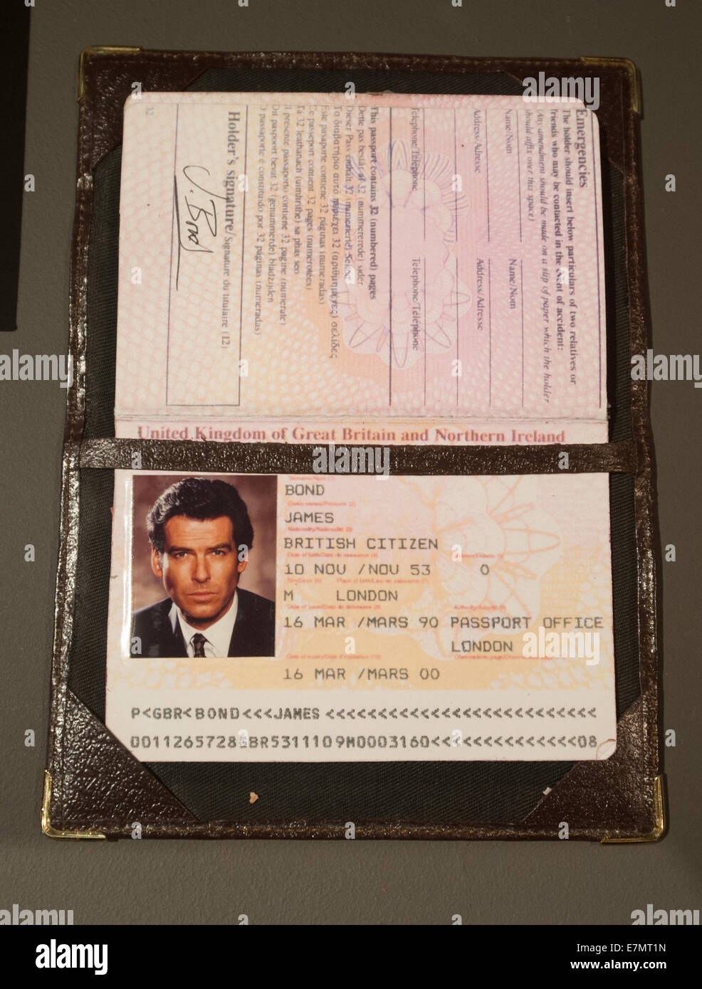 Bond in Motion: The largest Official Collection of Original James Bond ...