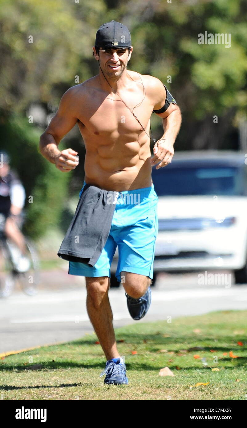 Justin Bird from ‘Millionaire Matchmaker’ doing his exercise outdoors ...