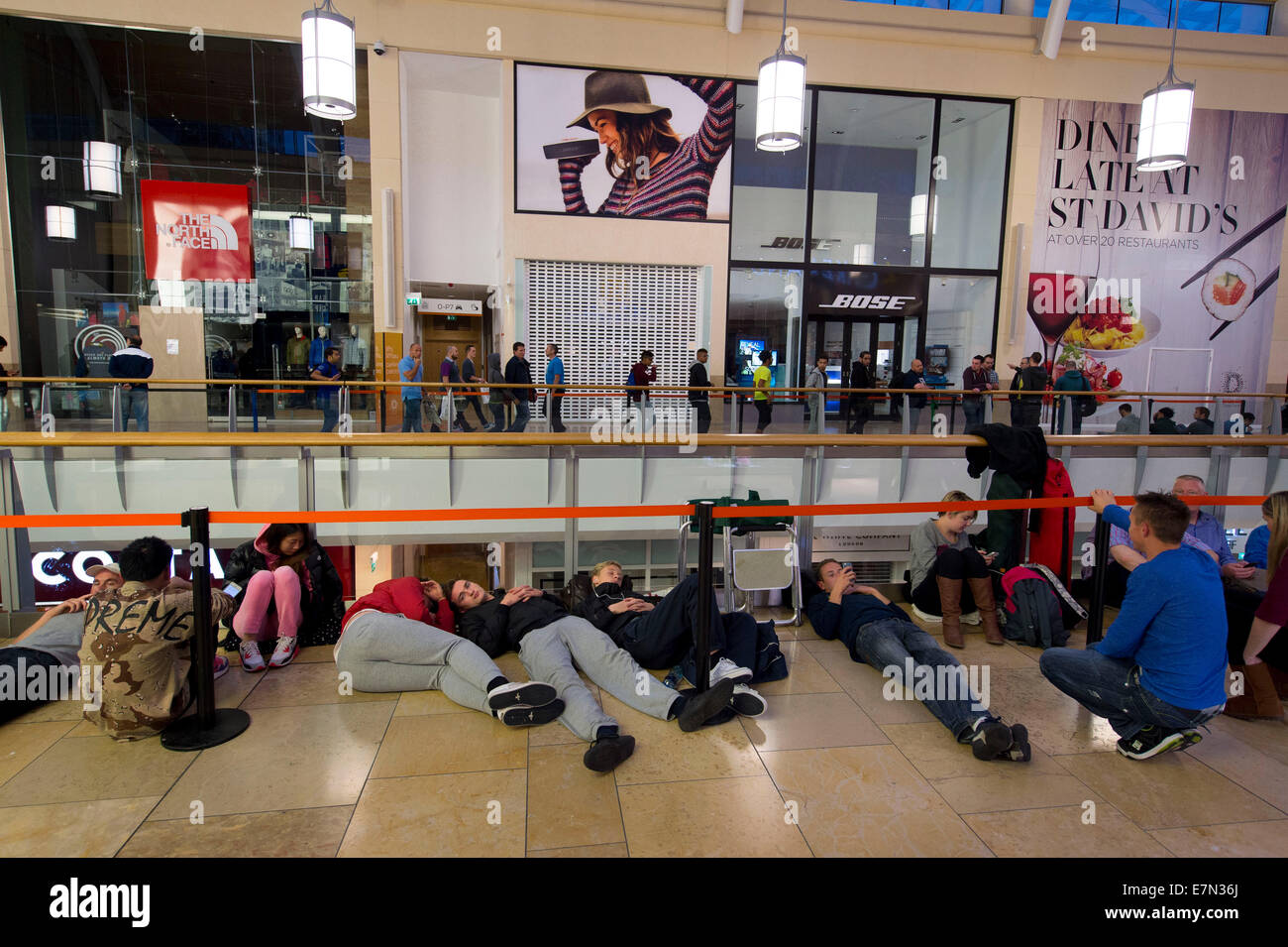 Apple fans queue for the latest iPhone the iPhone 6 at the Apple store ...