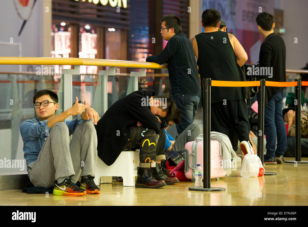 Apple fans queue for the latest iPhone the iPhone 6 at the Apple store ...