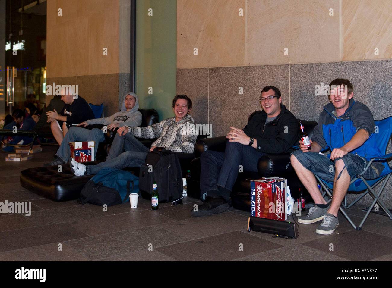 Apple fans queue for the latest iPhone the iPhone 6 at the Apple store ...