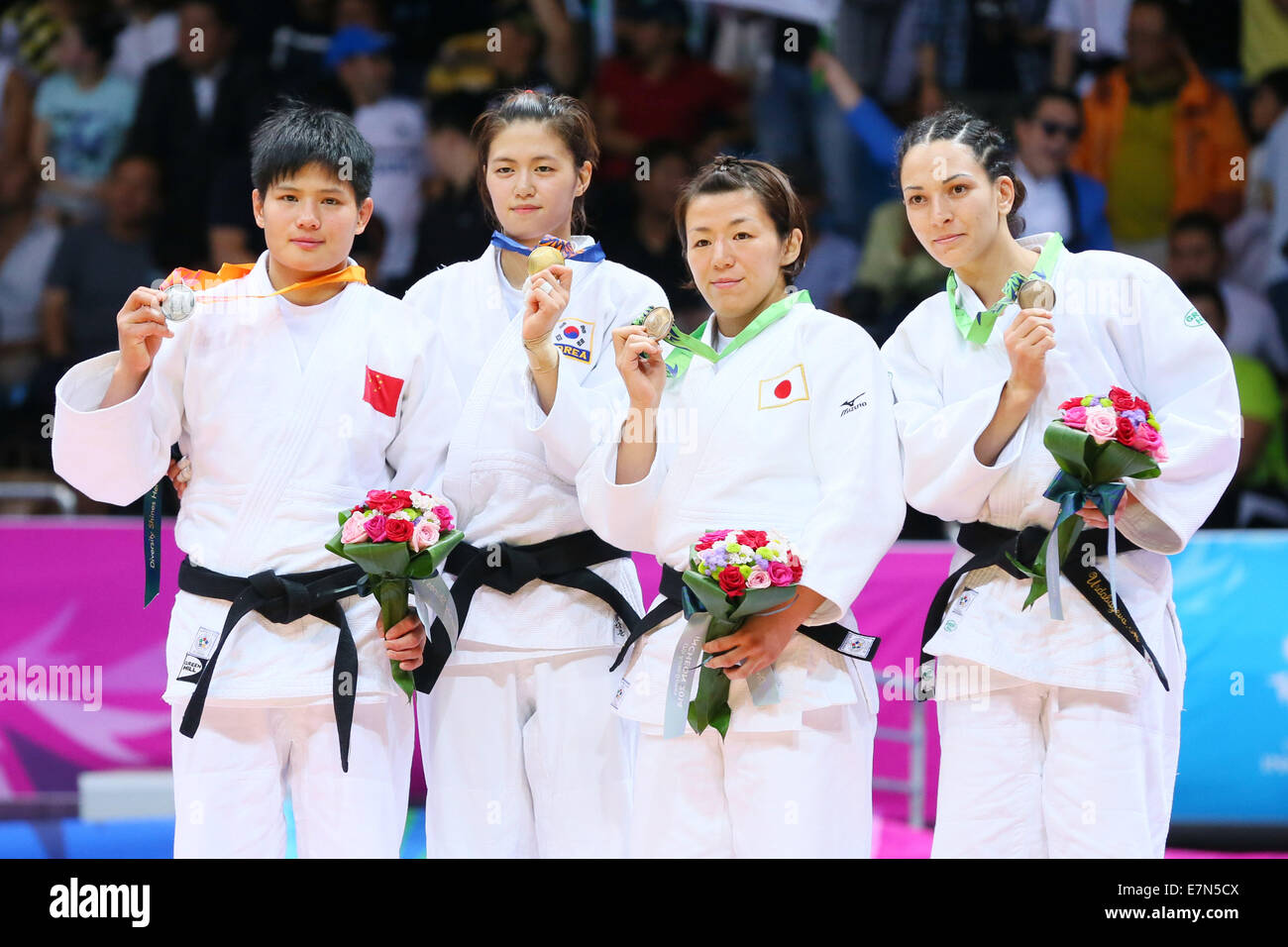 Incheon, South Korea. 21st Sep, 2014. (L-R) Yang Junxia (CHN), Joung Da ...