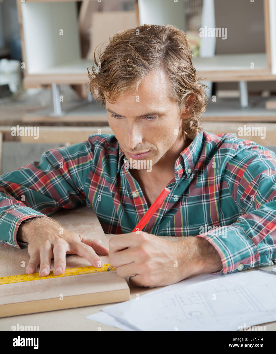 Carpenter Measuring Wood With Ruler And Pencil Stock Photo - Alamy