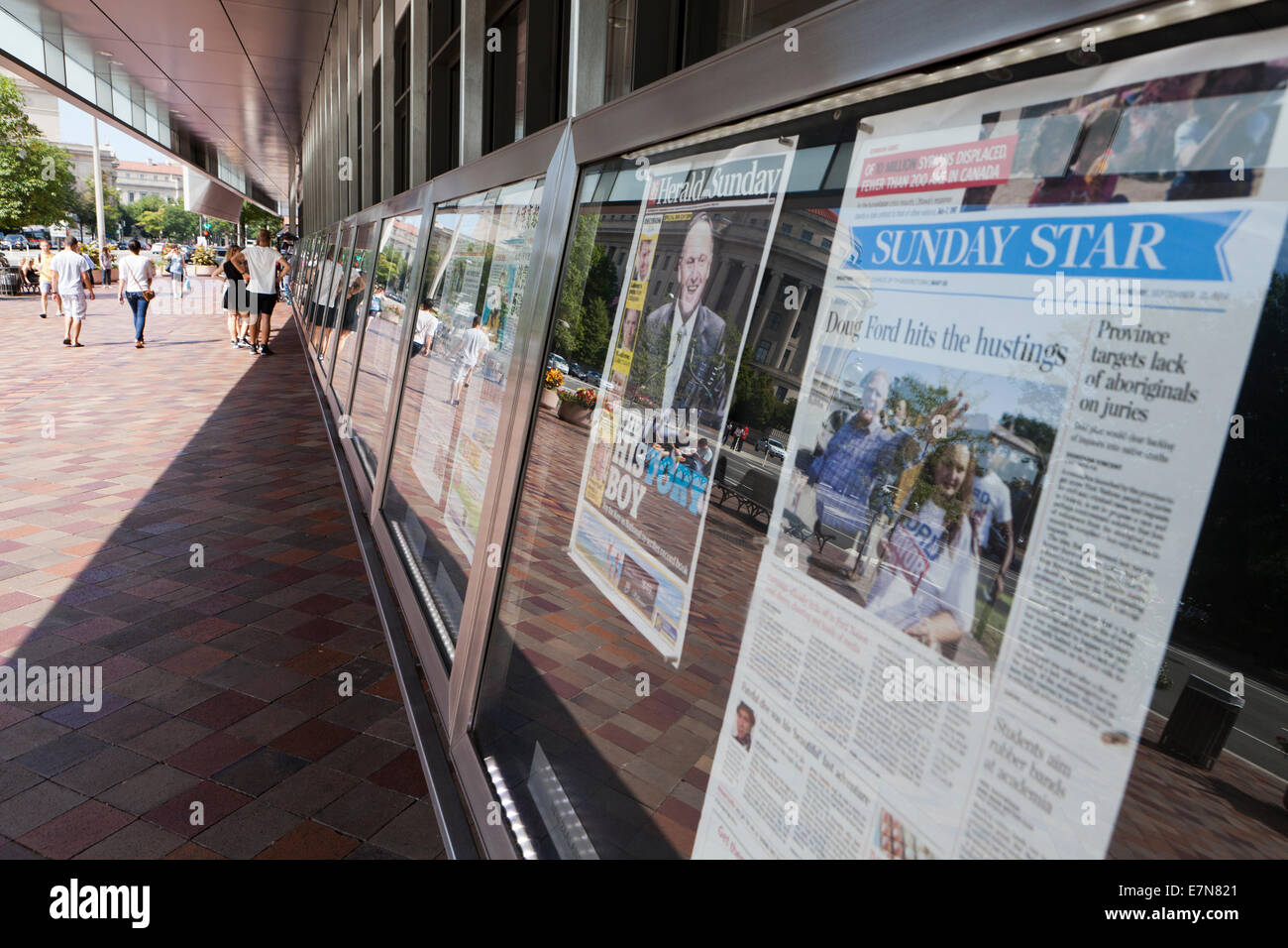 "Today's front pages" newspaper display in front of the Newseum ...