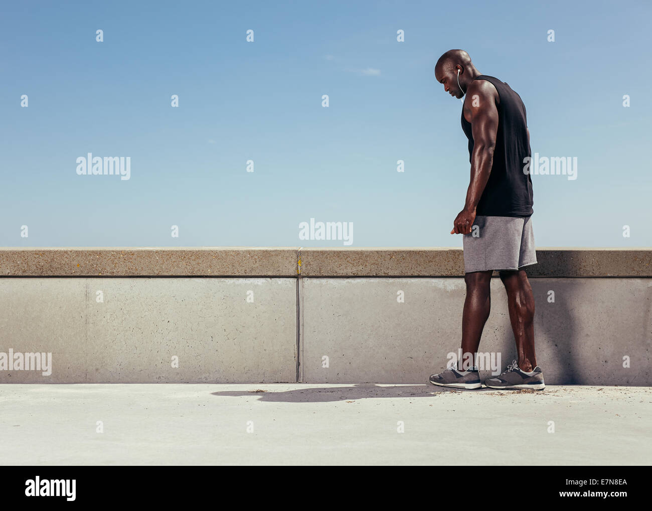 Image muscular young man on a walkway getting ready for his run ...