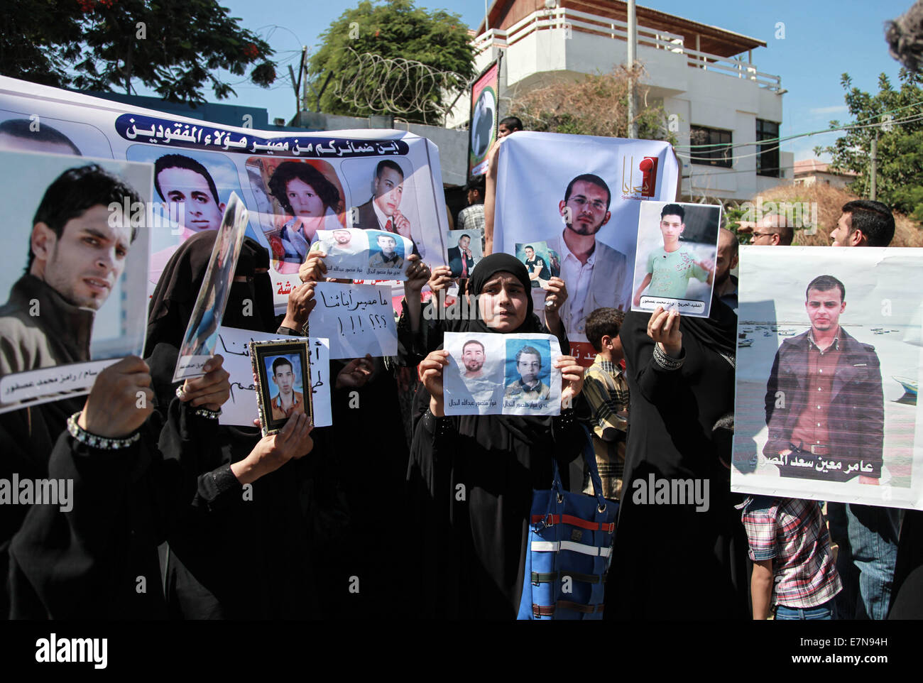 Gaza, Egypt. 21st Sep, 2014. Relatives of Palestinian immigrants who ...