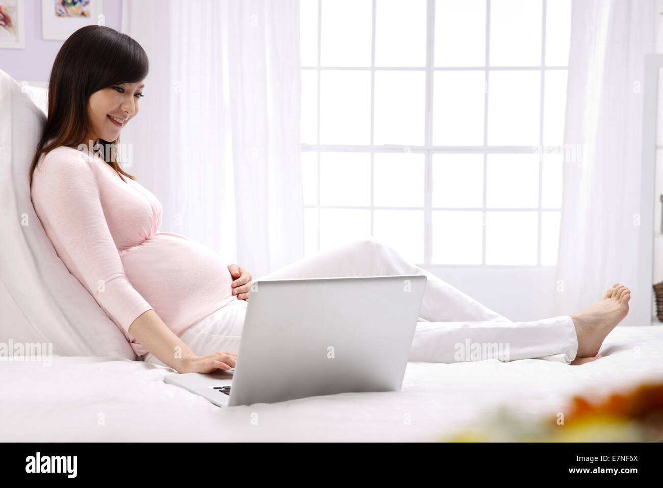 Pregnant woman using tablet Stock Photo - Alamy