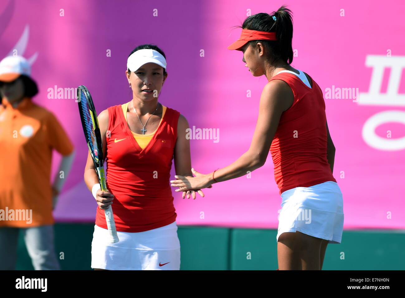 Incheon, South Korea. 22nd Sep, 2014. Zheng Jie (L) and Zhang Shuai of ...