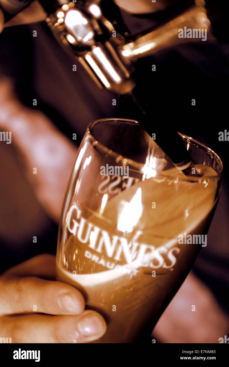 Pouring a pint of Guinness / Pub Stock Photo - Alamy