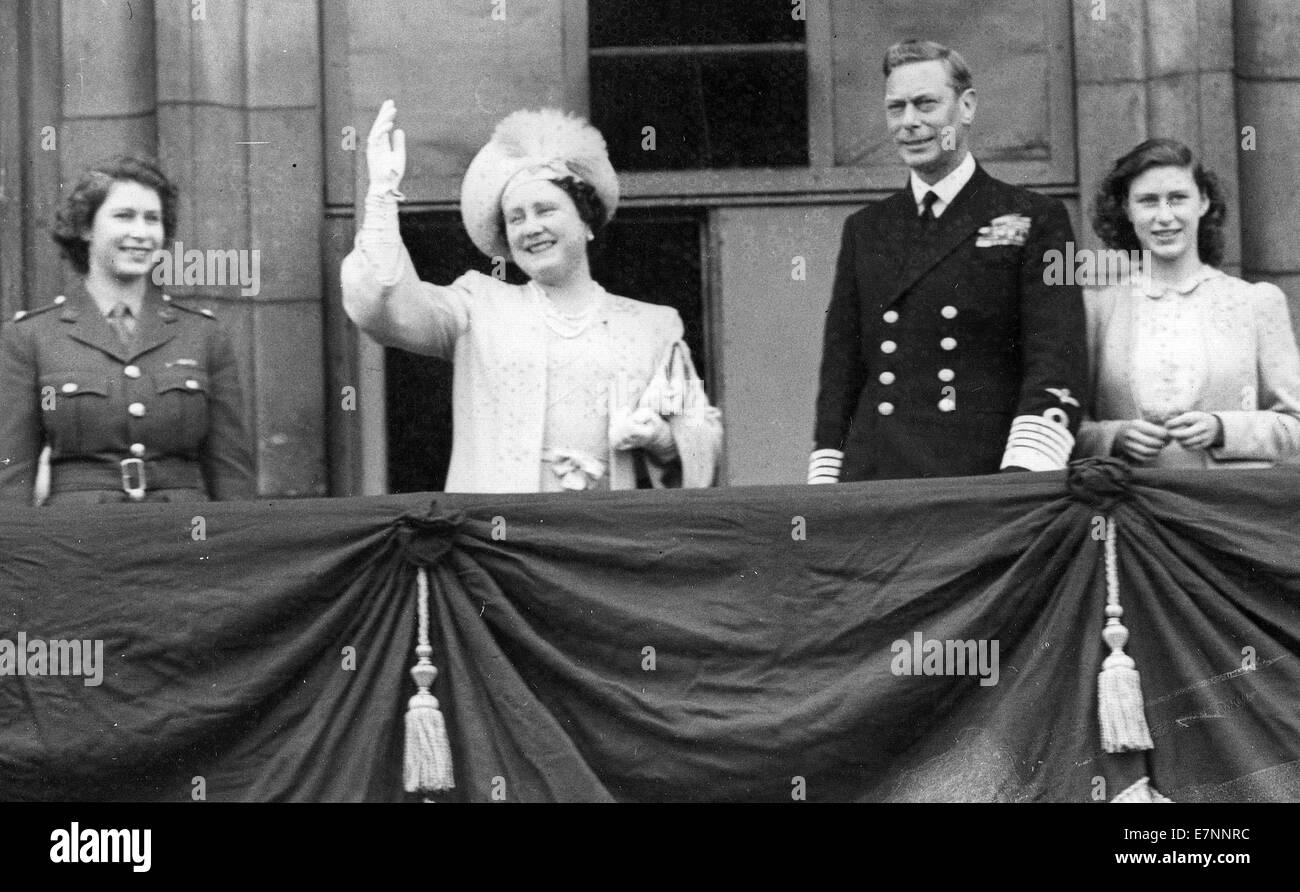 King Queen and royal family VE day balcony wave Stock Photo - Alamy