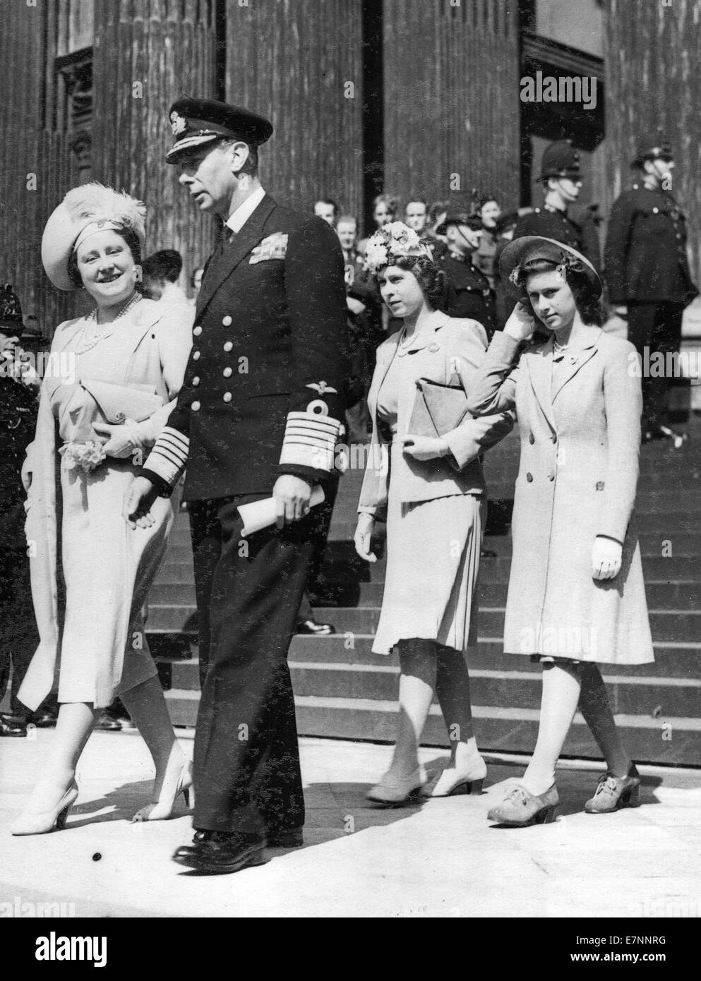 King Queen and royal family VE day Stock Photo - Alamy