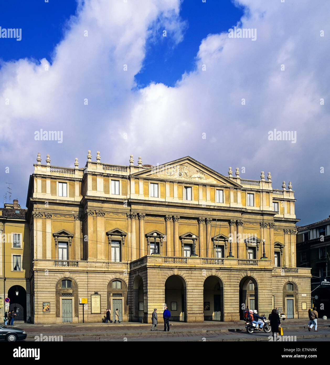 Teatro alla scala exterior hi-res stock photography and images - Alamy