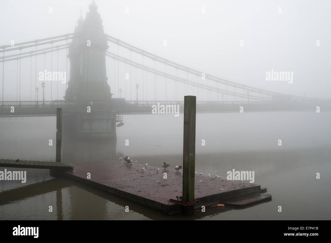 London thames early morning mist hi-res stock photography and images ...