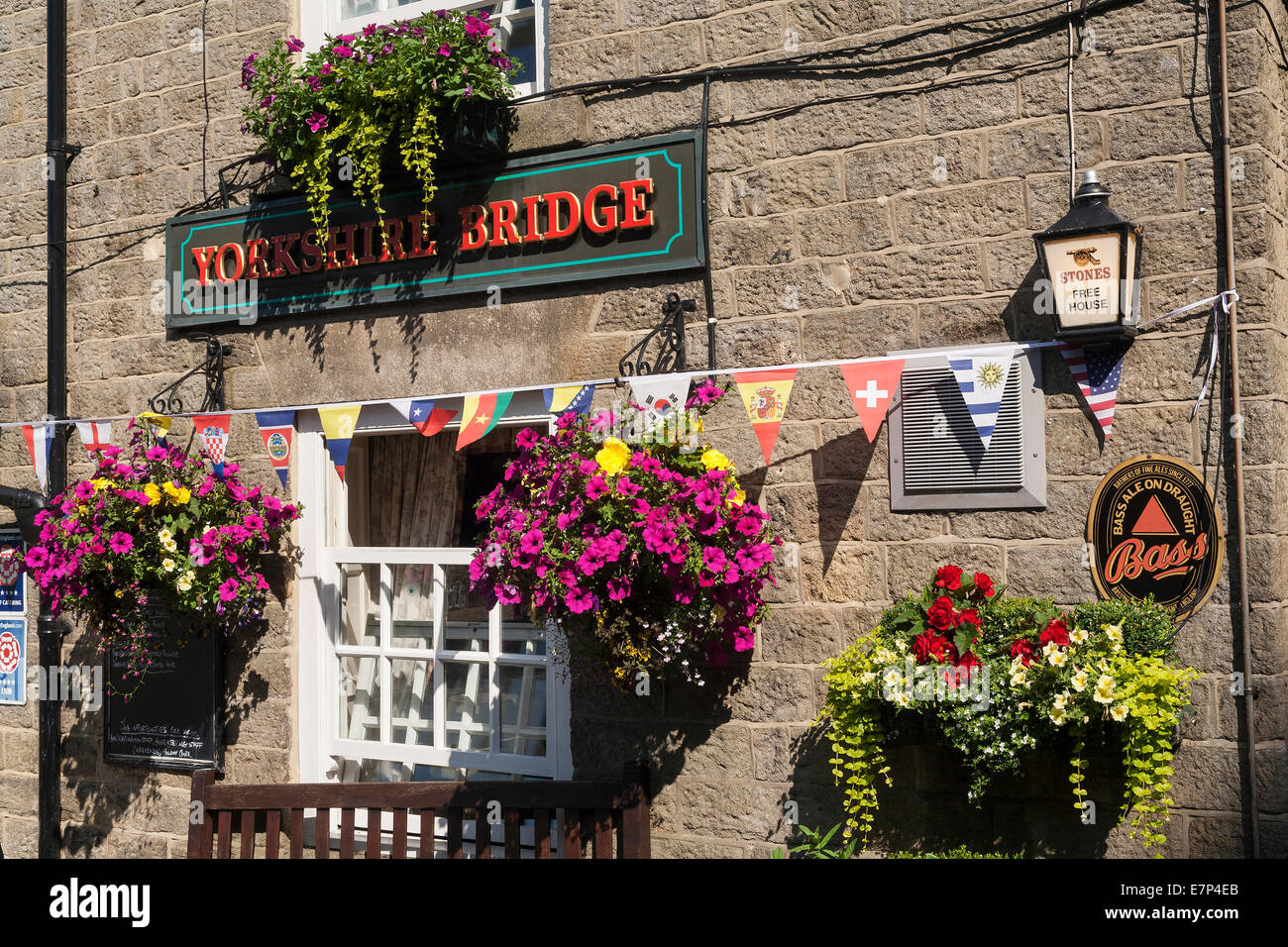 The yorkshire bridge inn ladybower hi-res stock photography and images ...