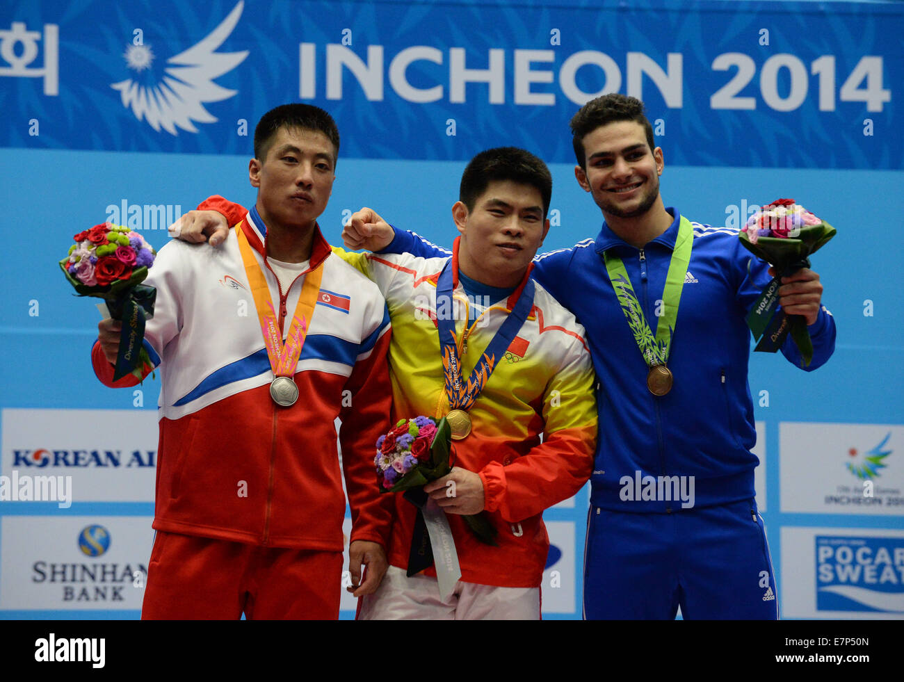 Incheon, South Korea. 22nd Sep, 2014. Lin Qingfeng (C) of China poses ...