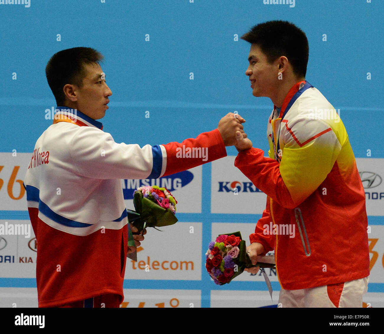 Incheon, South Korea. 22nd Sep, 2014. Lin Qingfeng (R) of China shakes ...