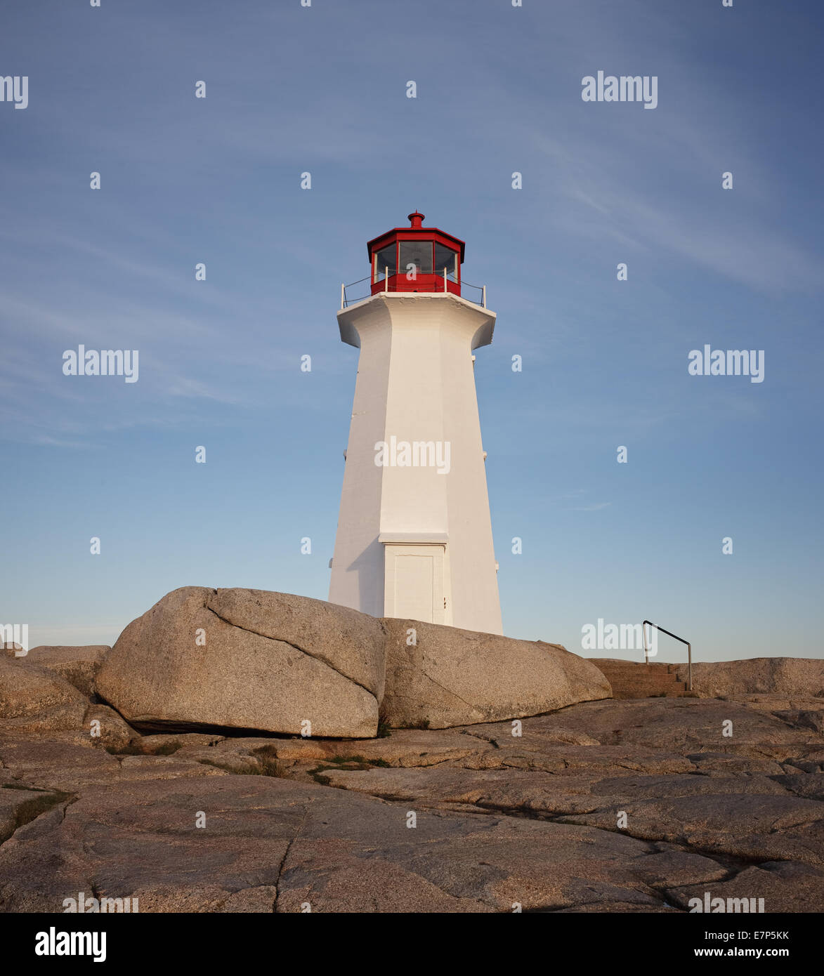 Lighthouse on rocks hi-res stock photography and images - Alamy