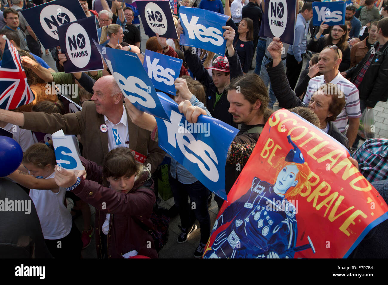 Rival pro- and anti-Scottish independence campaigners pictured holding ...