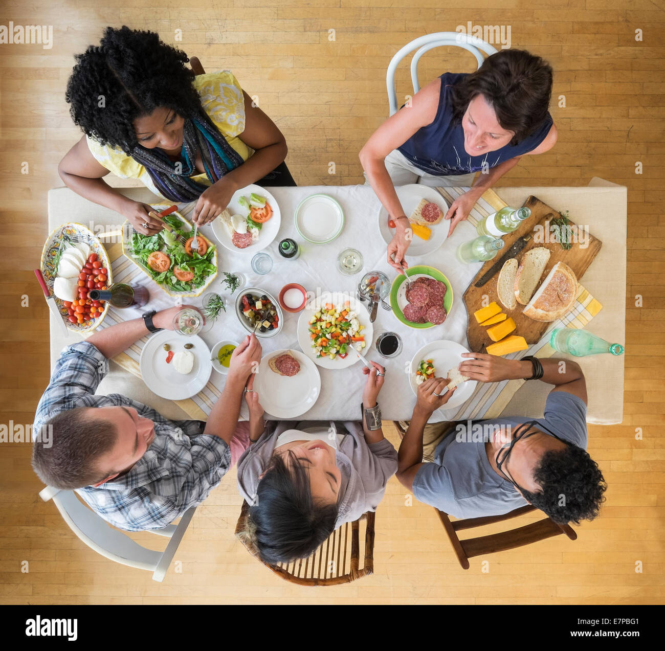 Group people sitting dining table hi-res stock photography and images ...