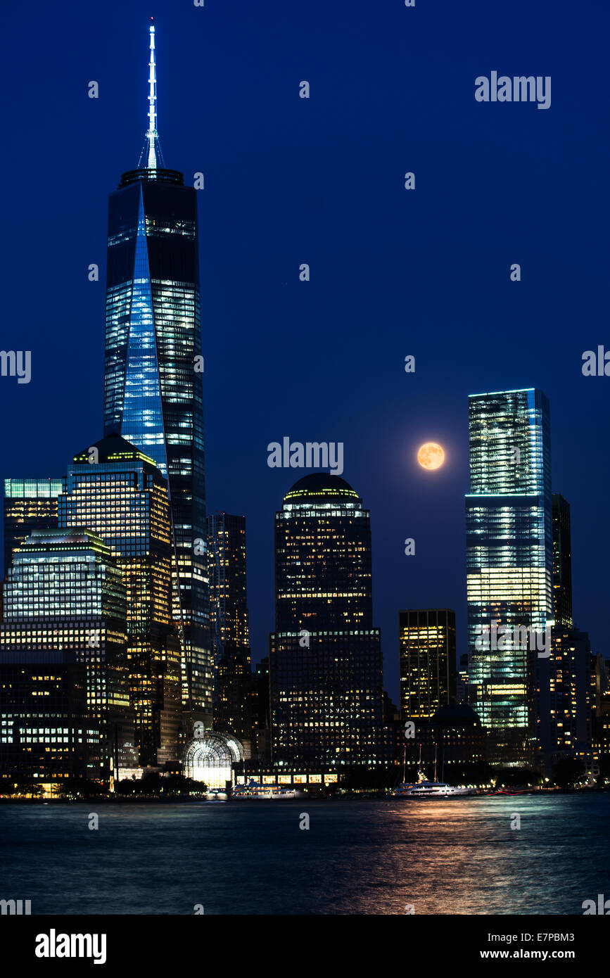 New york night skyline vertical hi-res stock photography and images - Alamy