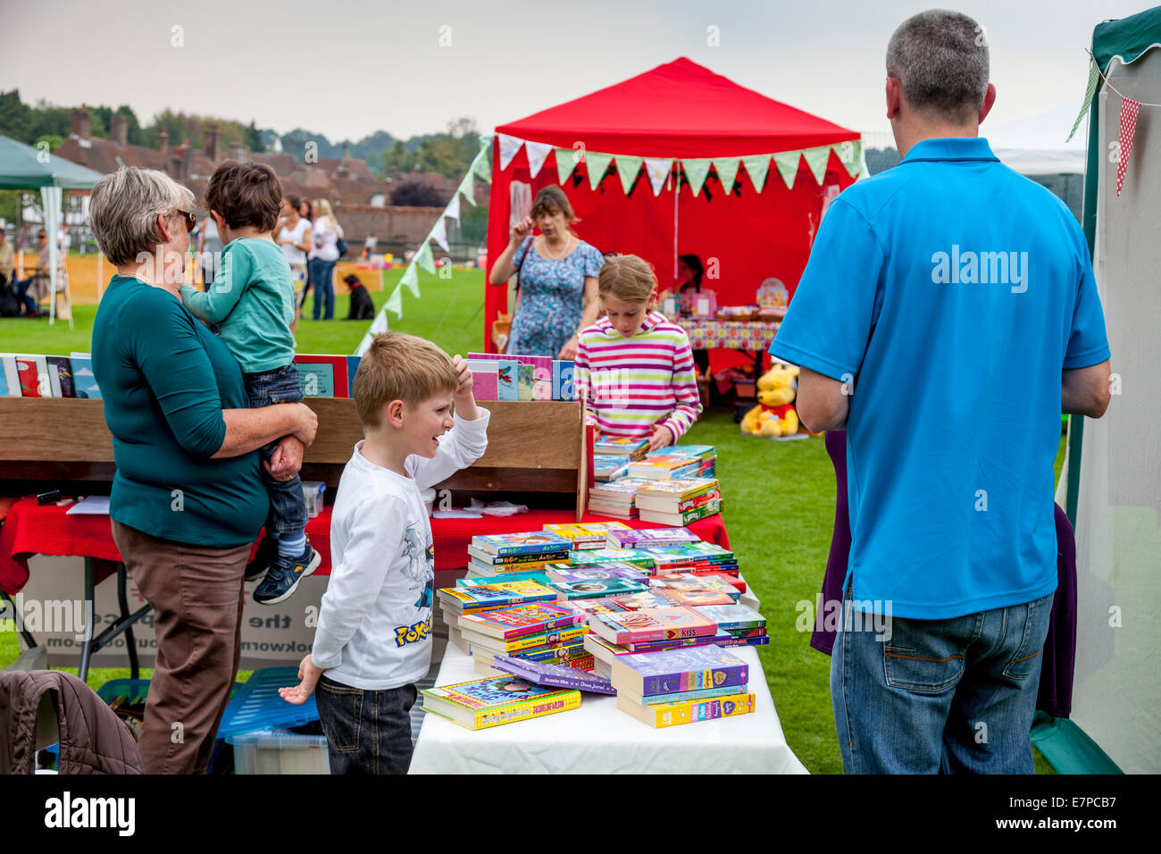 Book stall books secondhand hi-res stock photography and images - Alamy