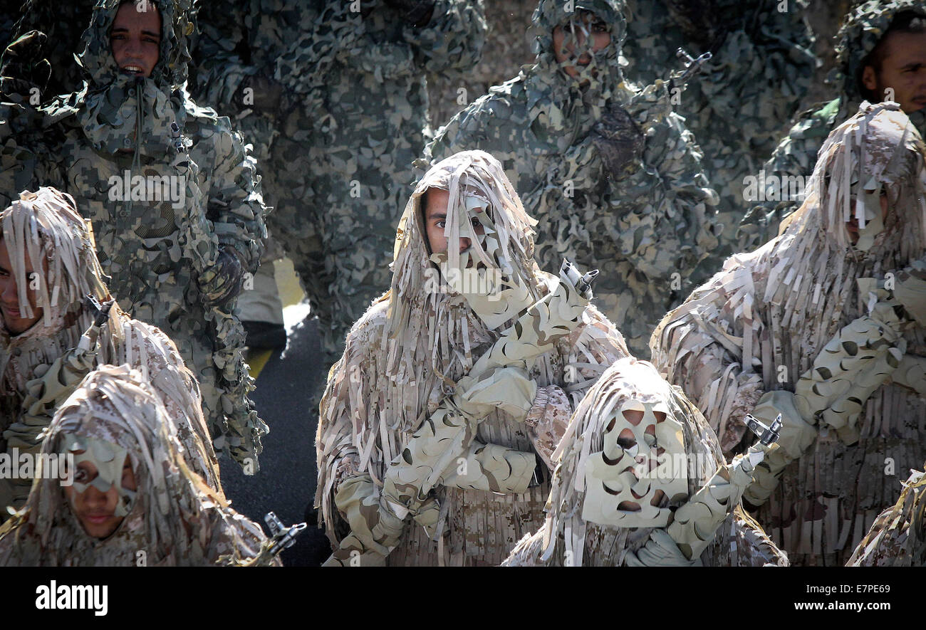 Iranian soldiers hi-res stock photography and images - Alamy