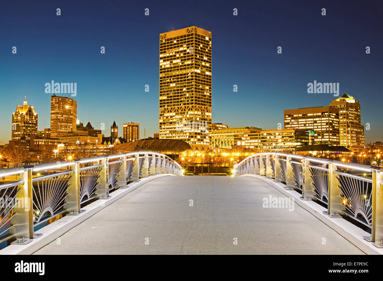 USA, Wisconsin, Milwaukee, Pedestrian bridge with skyline in background ...