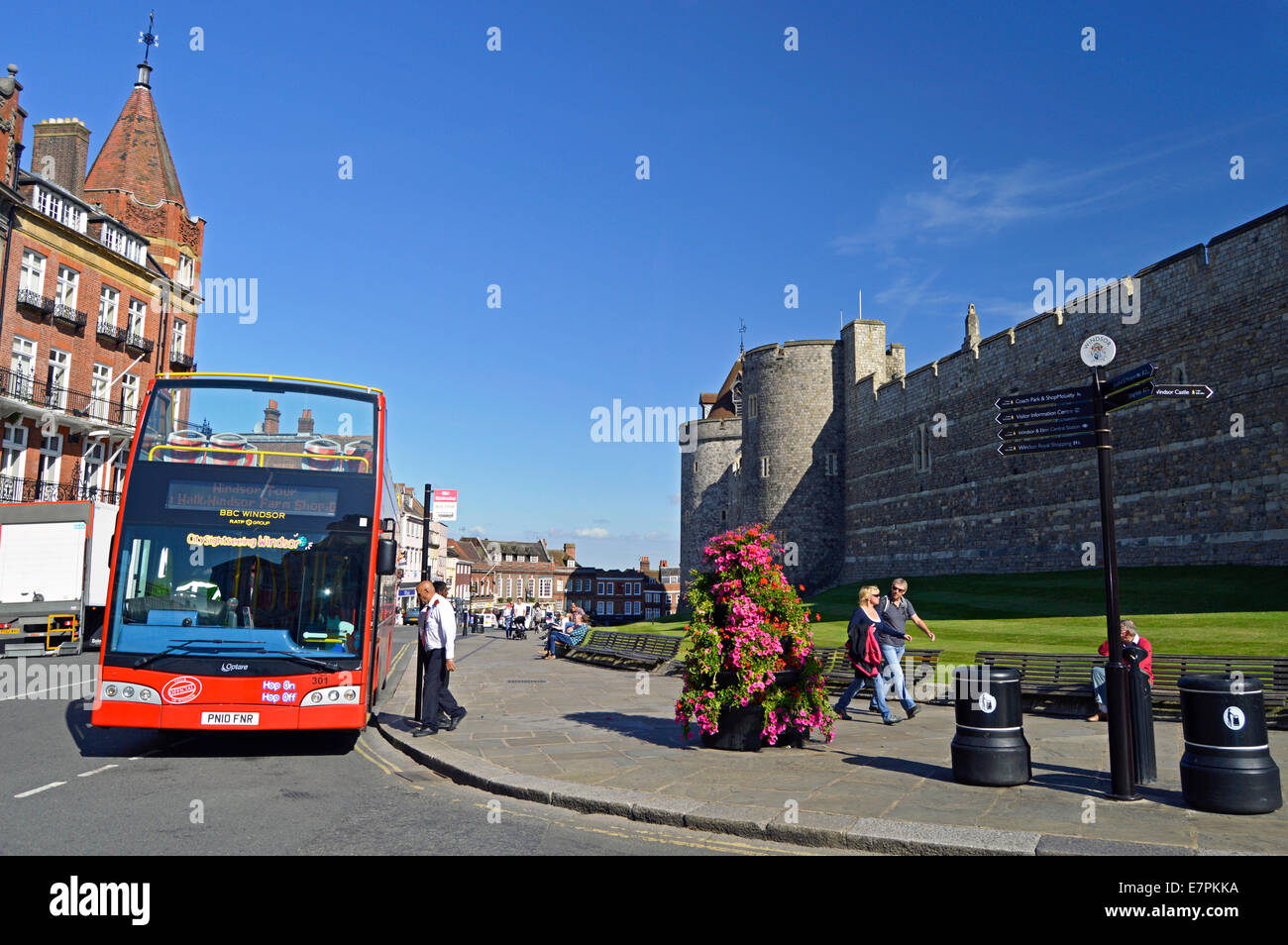 Windsor Castle and sightseeing bus, Royal Borough of Windsor and ...
