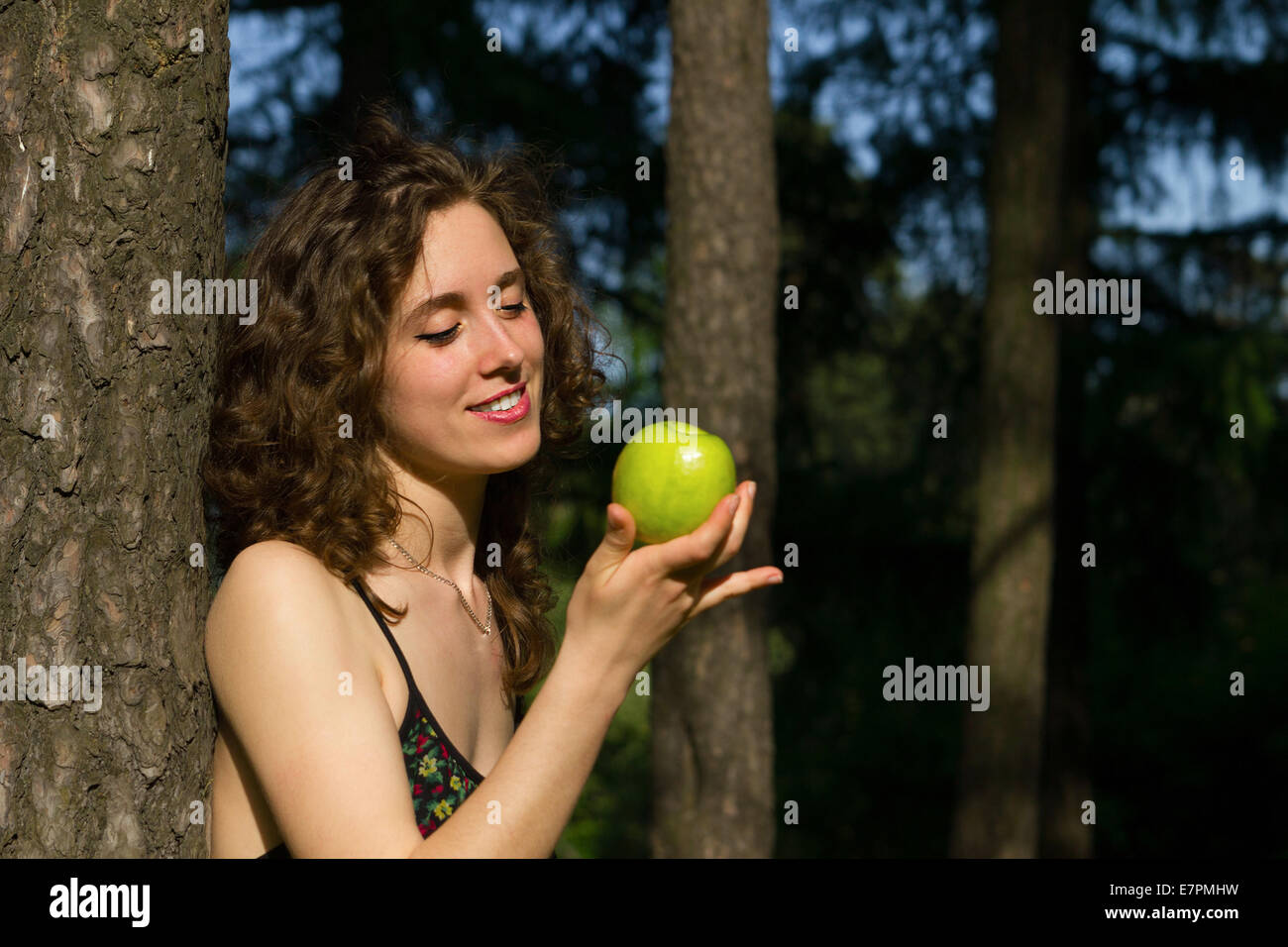 Woman healthy eating spring hi-res stock photography and images - Alamy
