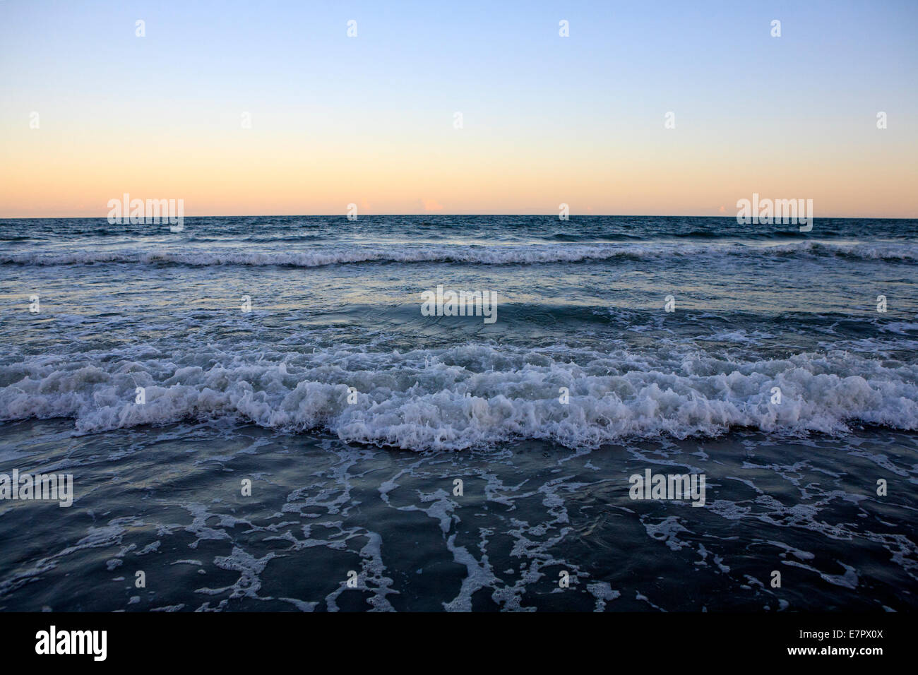 Ocean horizon sunrise hi-res stock photography and images - Alamy