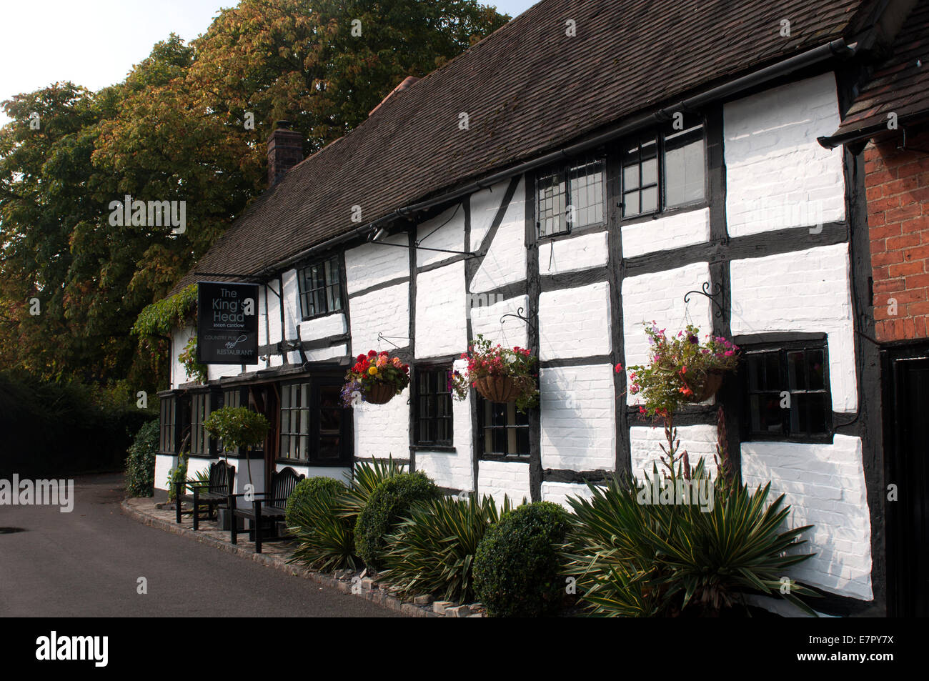 Old kings head pub hi-res stock photography and images - Alamy
