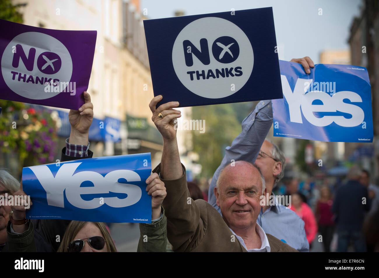 Rival pro- and anti-Scottish independence campaigners pictured holding ...