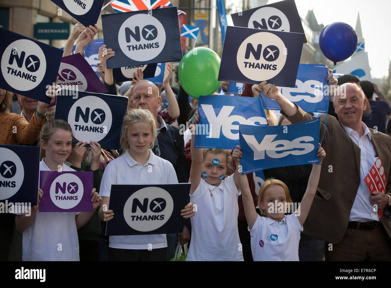 Rival pro- and anti-Scottish independence campaigners pictured holding ...