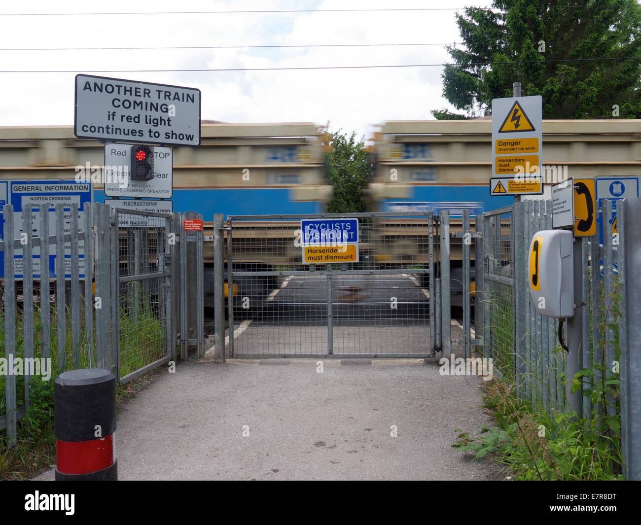 Cable crossing sign hi-res stock photography and images - Alamy