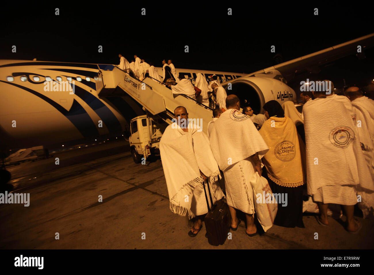 Pilgrims on the way to mecca hi-res stock photography and images - Alamy