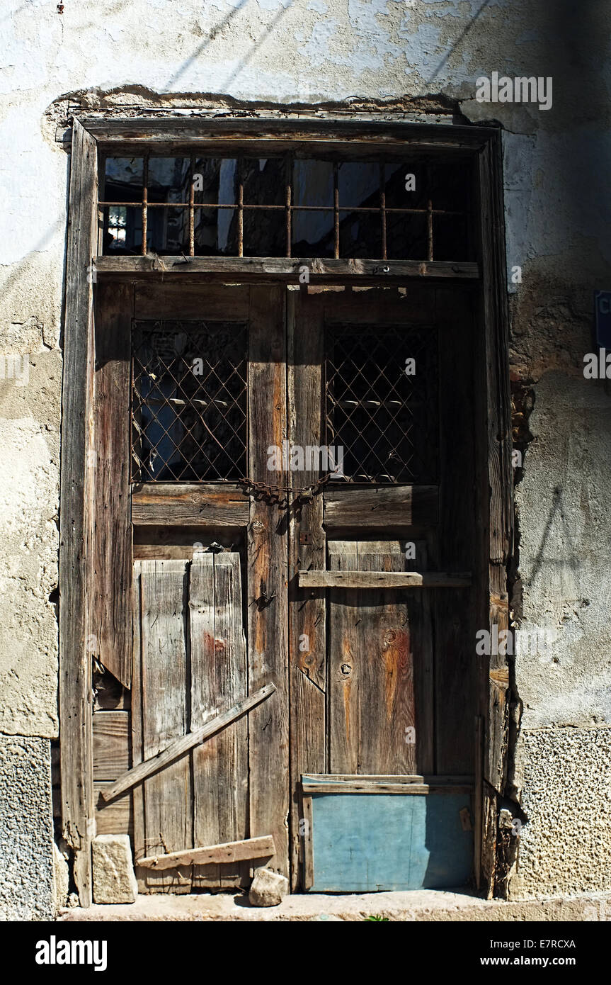 Old wooden door in ruin Stock Photo - Alamy
