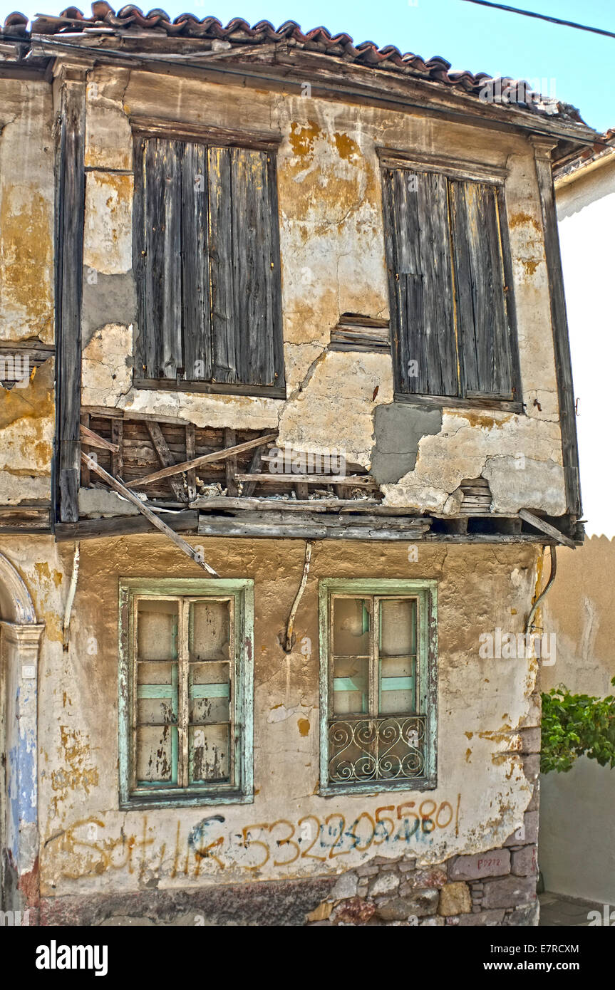 Roofing abandoned old house hi-res stock photography and images - Alamy