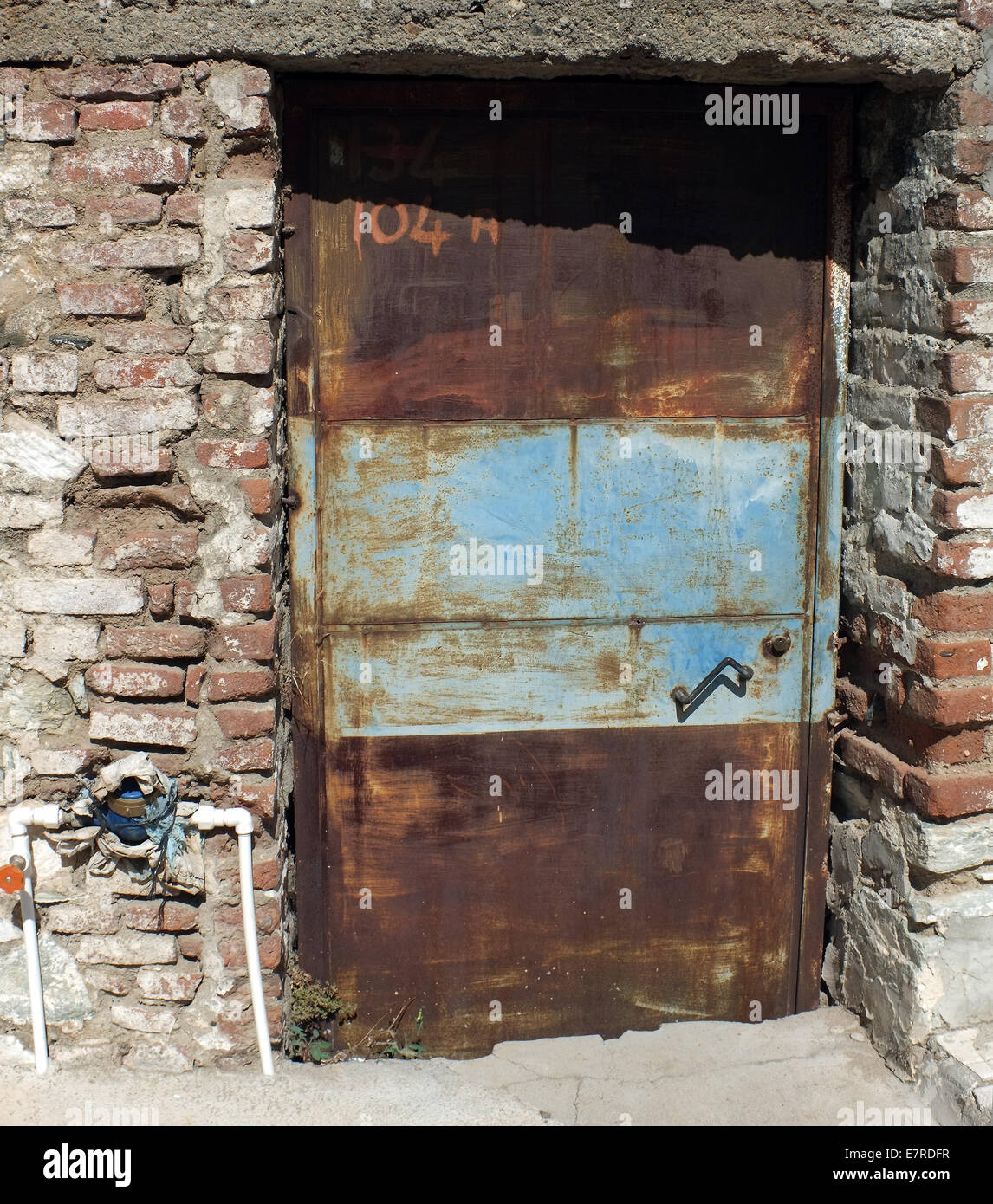 Metal rusty old door Stock Photo - Alamy