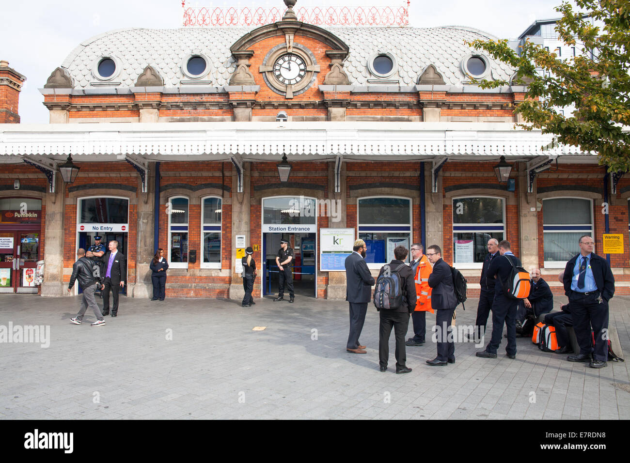 Slough railway station hi-res stock photography and images - Alamy