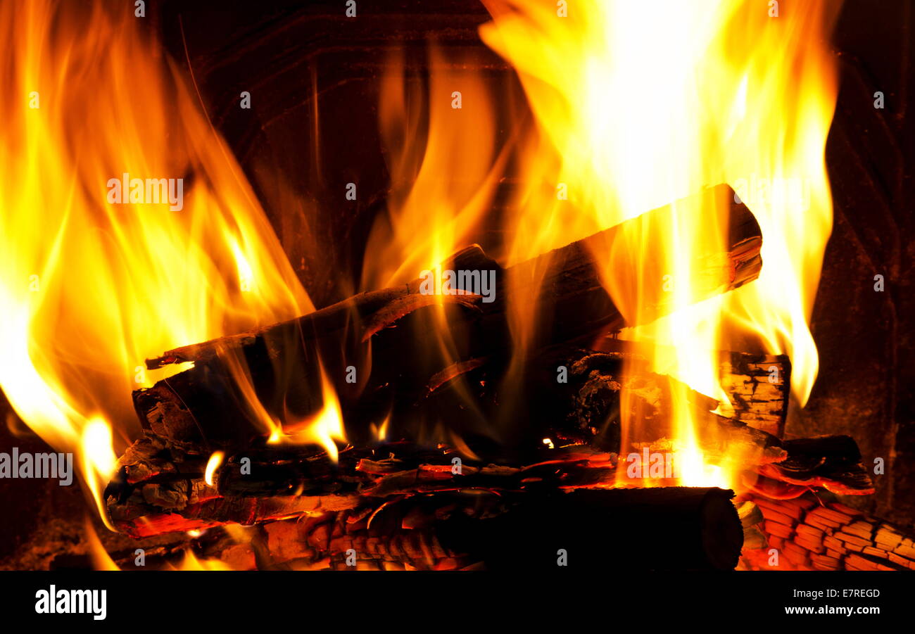 Flaming logs hi-res stock photography and images - Alamy