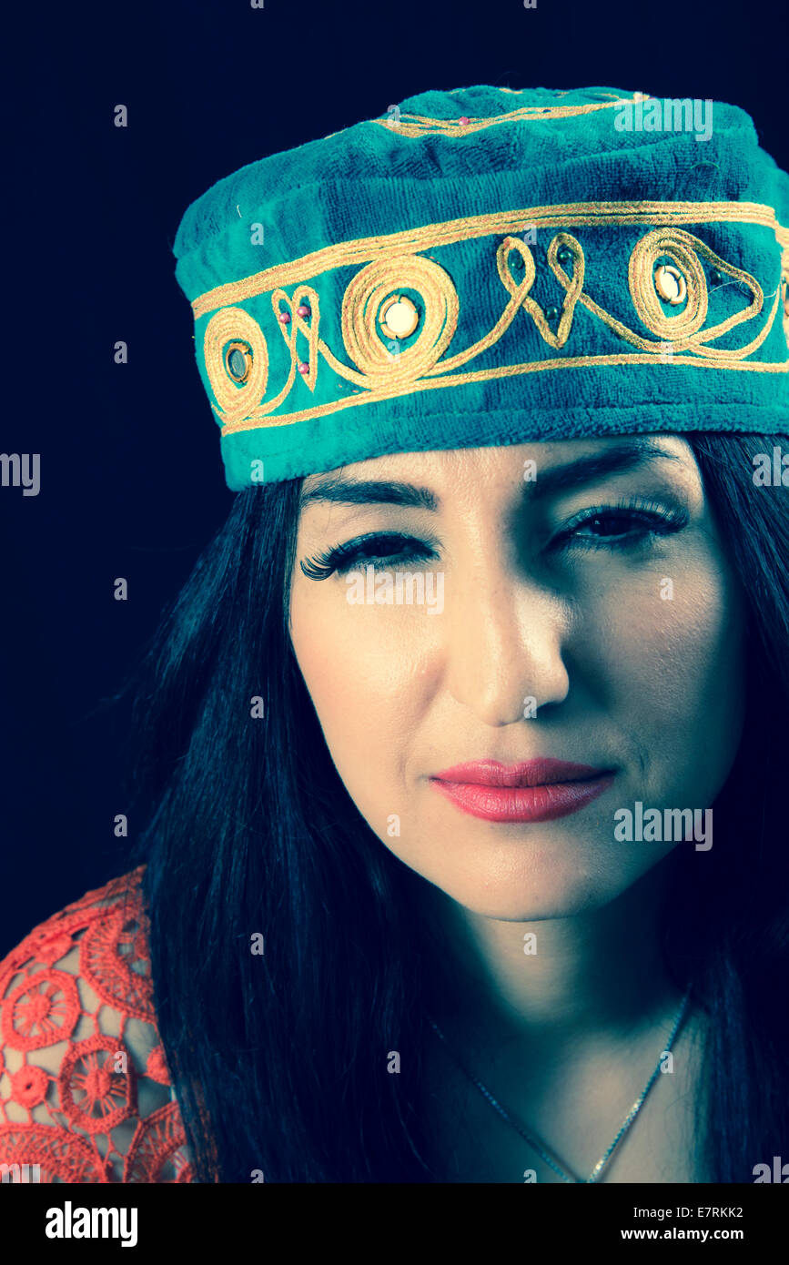 Woman wearing traditional middle eastern hat Stock Photo - Alamy