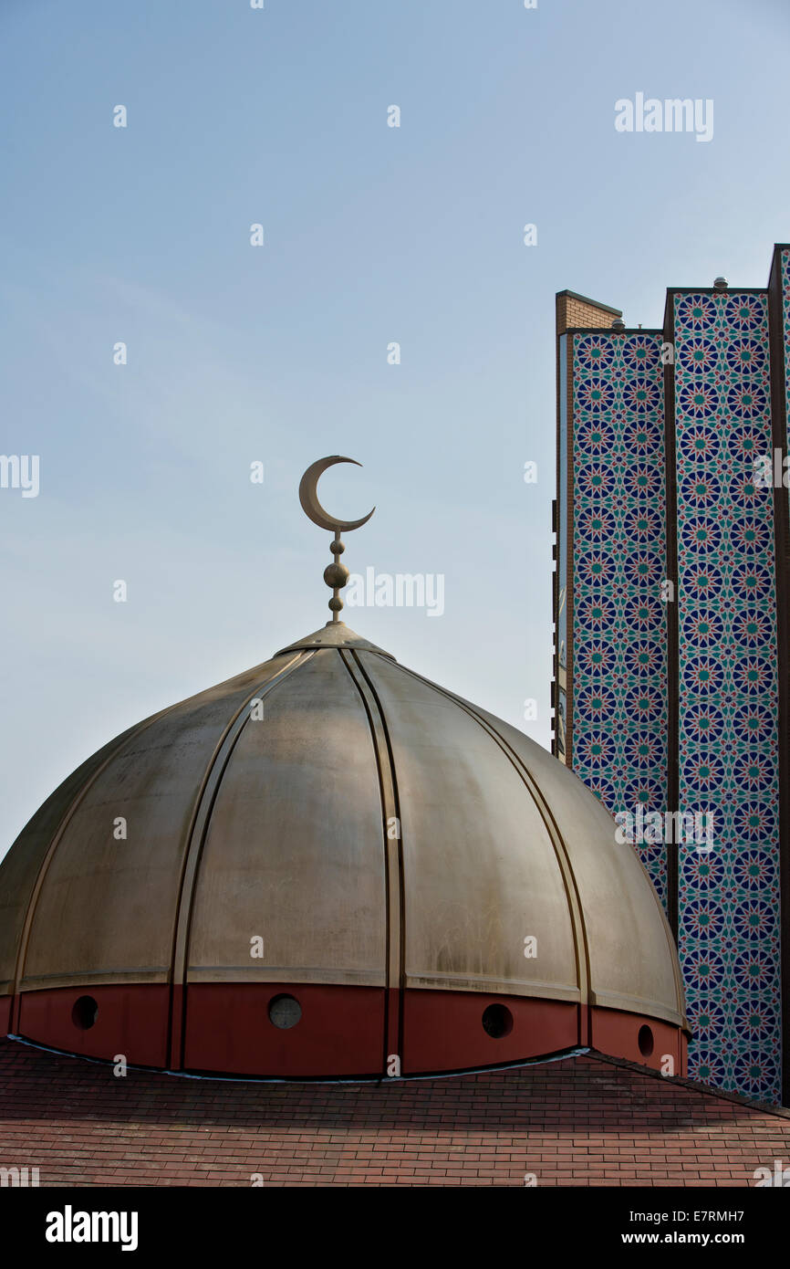 Islamic community, East London Mosque on Whitechapel Road, East London ...
