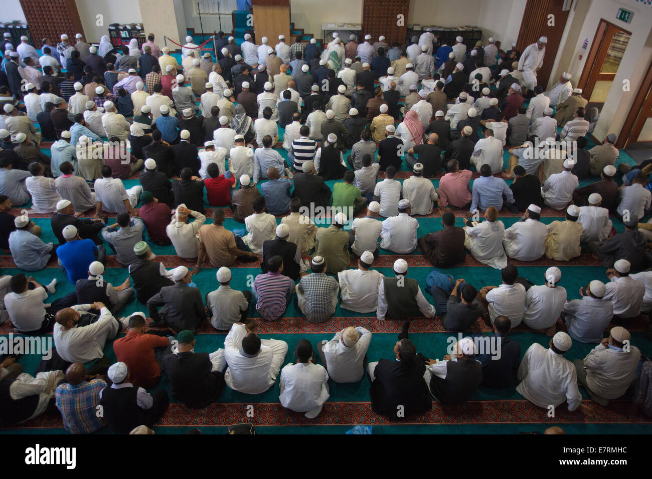 London muslim centre whitechapel road hi-res stock photography and ...