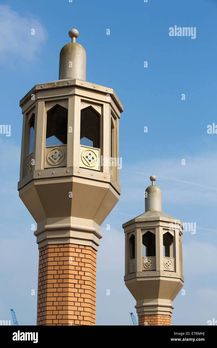 Islamic community, East London Mosque on Whitechapel Road, East London ...