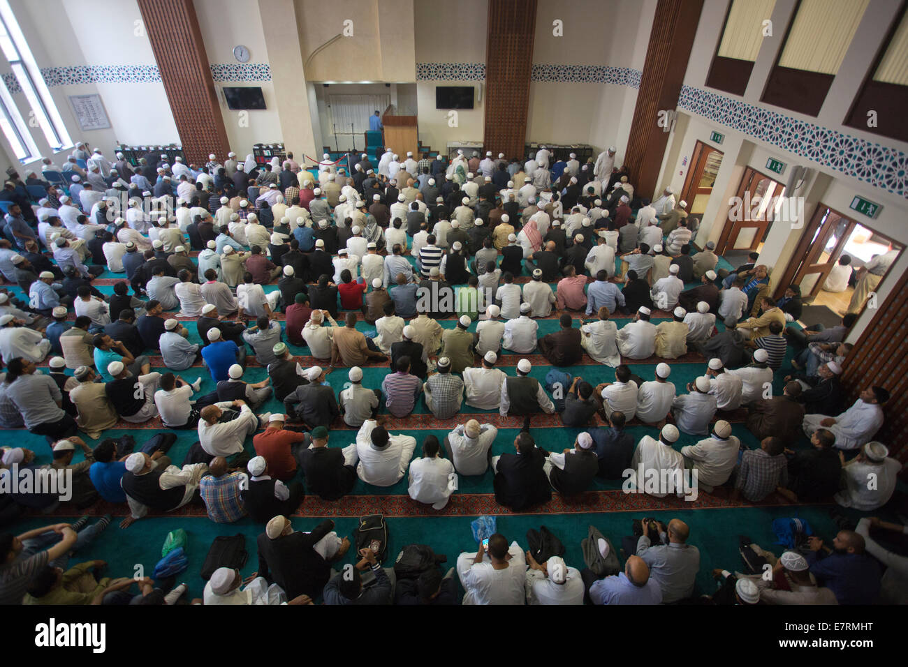 London Muslim Mosque Prayer