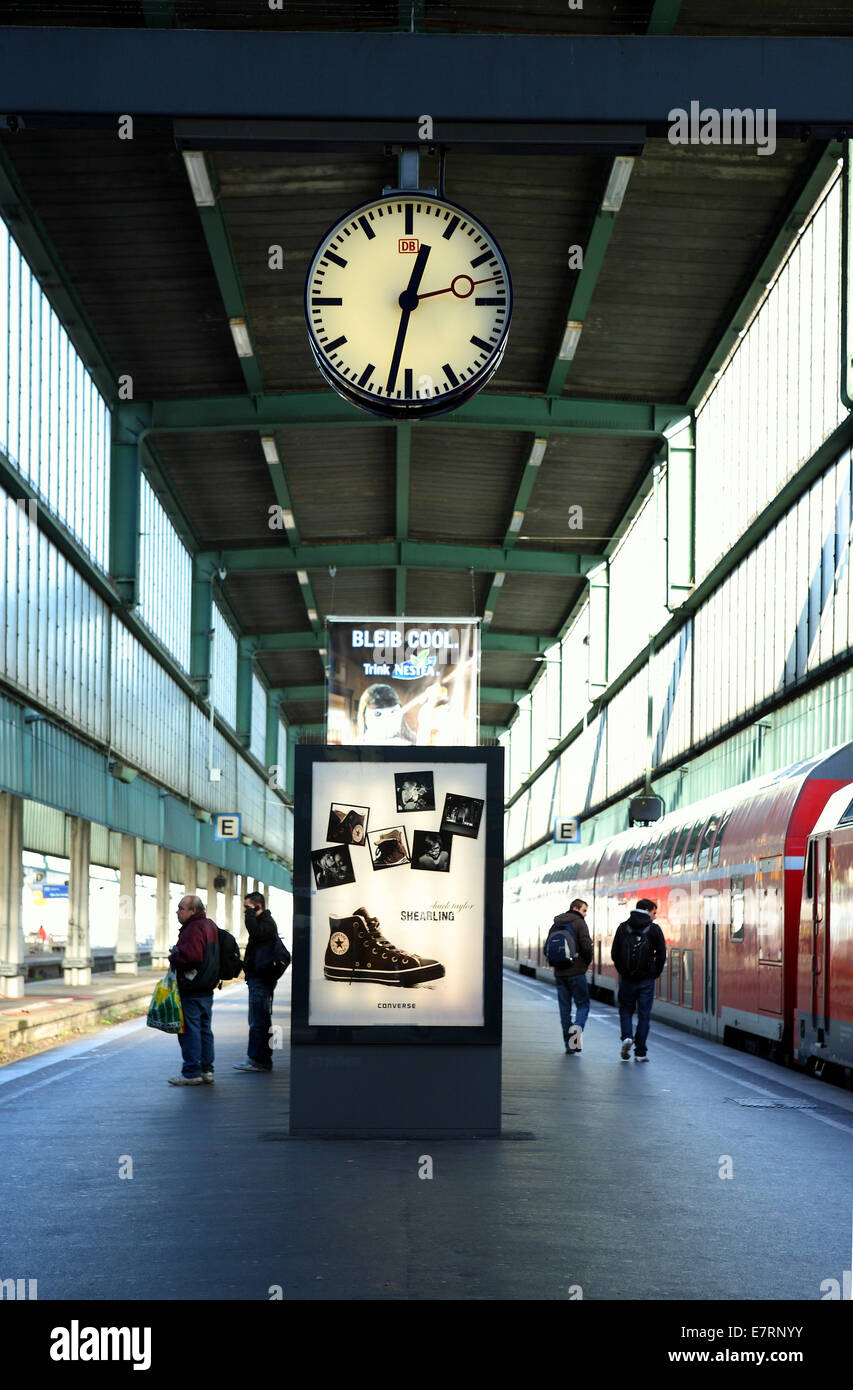 Stuttgart train station interior hi-res stock photography and images ...