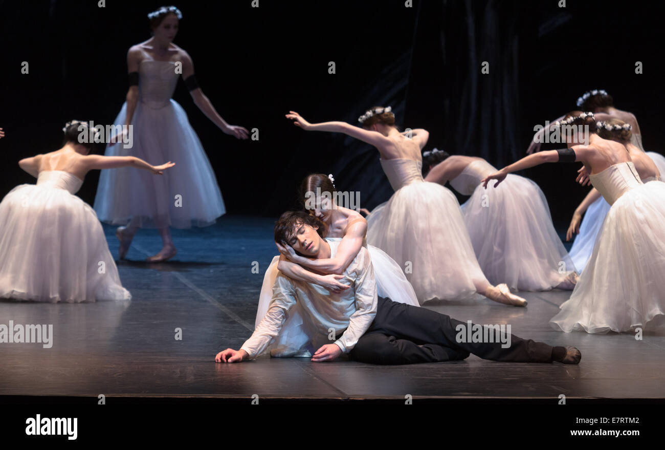 Anna Laudere (Myrtha) and Alexandr Tusch in John Neumeier's ...
