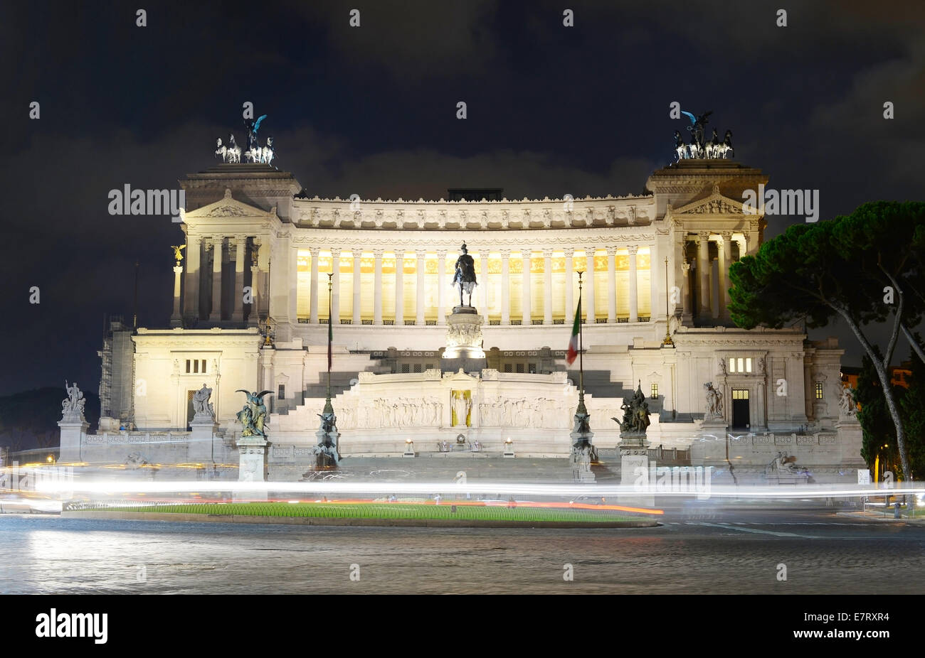 Emanuele italian white building roma vittorio hi-res stock photography ...